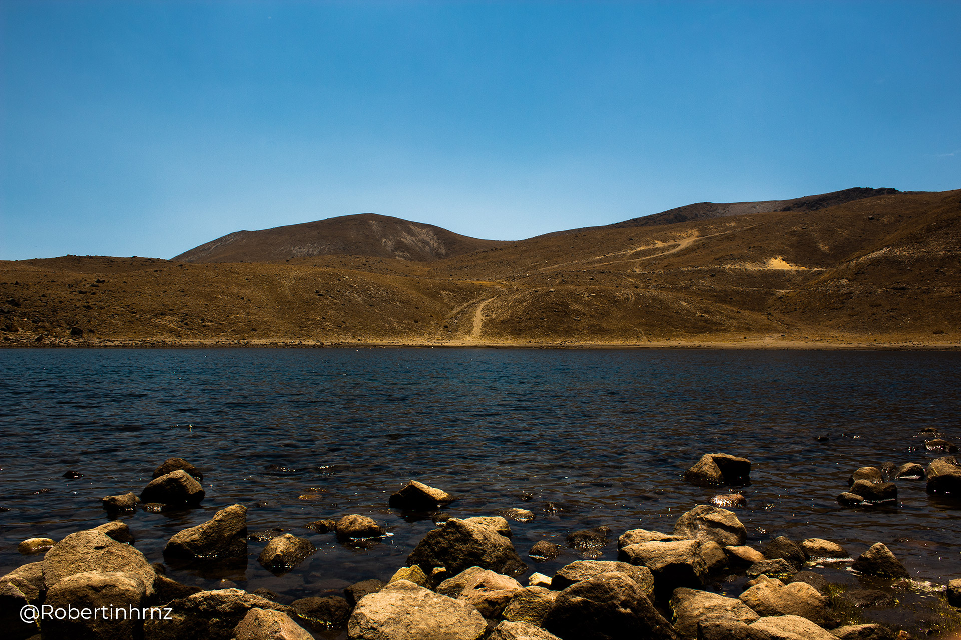 Lago al centro del volcán — Hermeneutas